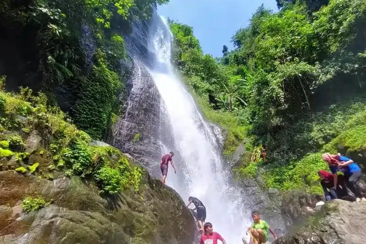 Curug Cigentis: Trekking Menuju Air Terjun Indah Di Kaki Gunung ...